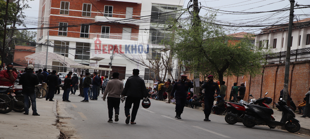 जिल्ला प्रशासन कार्यालय काठमाडौंले नै गरिरहेछ ‘लकडाउन’को अवज्ञा - NepalKhoj