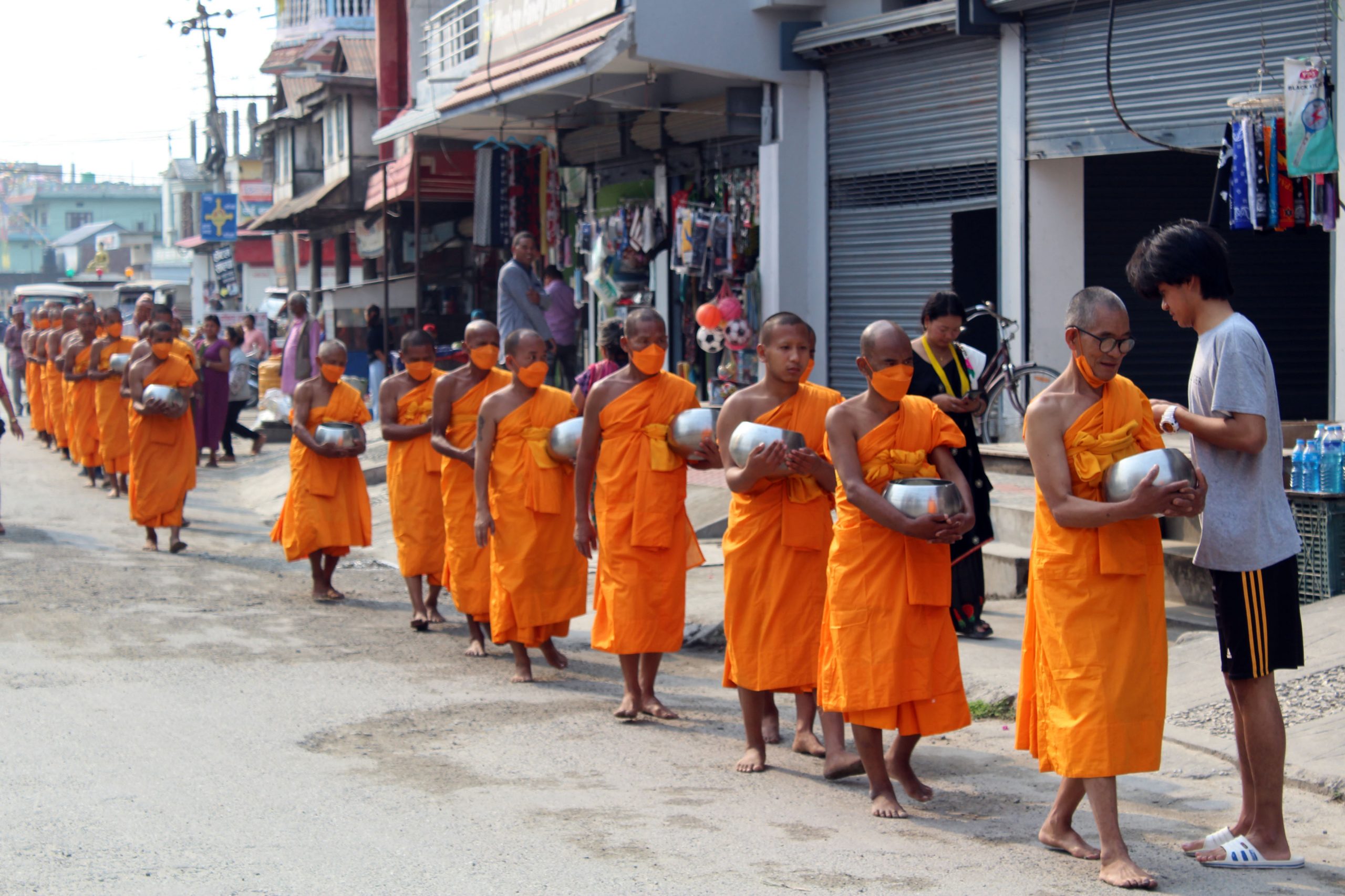 भिक्षा माग्दै मगर भिक्षुहरु - NepalKhoj