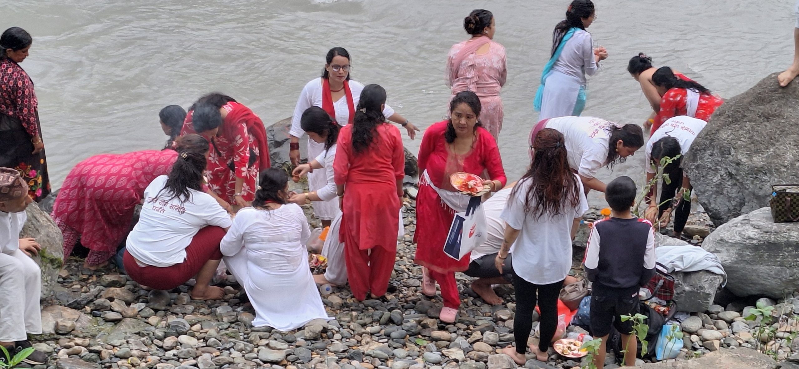 पवित्र कालीगण्डकी नदीमा स्नान गर्नेको भुइँचो - NepalKhoj